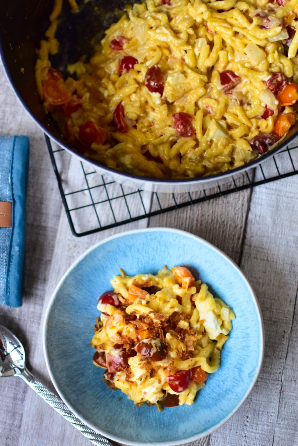 One-Pot Spätzle mit Feta, Cherrytomaten und Röstzwiebeln « Hauptsache ...